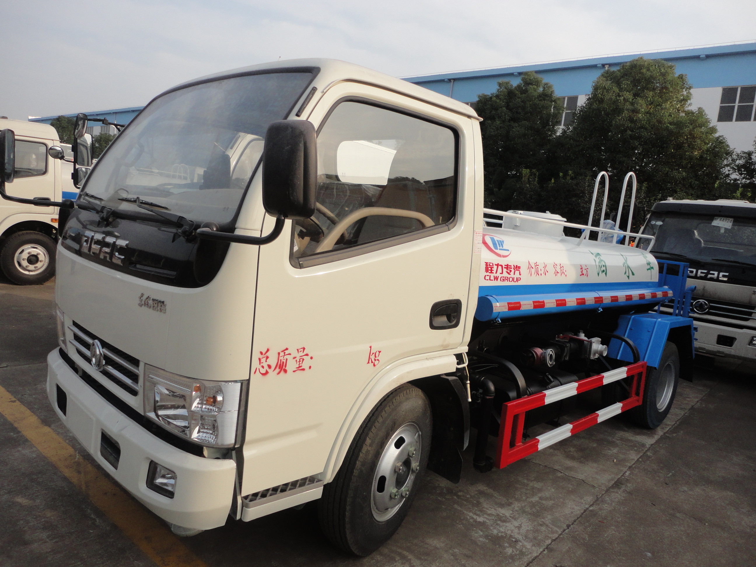 China new cheapest dongfeng 5m3 water tank truck for sale, 2017s factory sale best price dongfeng 5,000L cistern truck