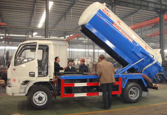 hot slae best price Dongfeng 4*2 2.6cbm sewage suction truck, factory sale cheaper dongfeng small sludge tank truck