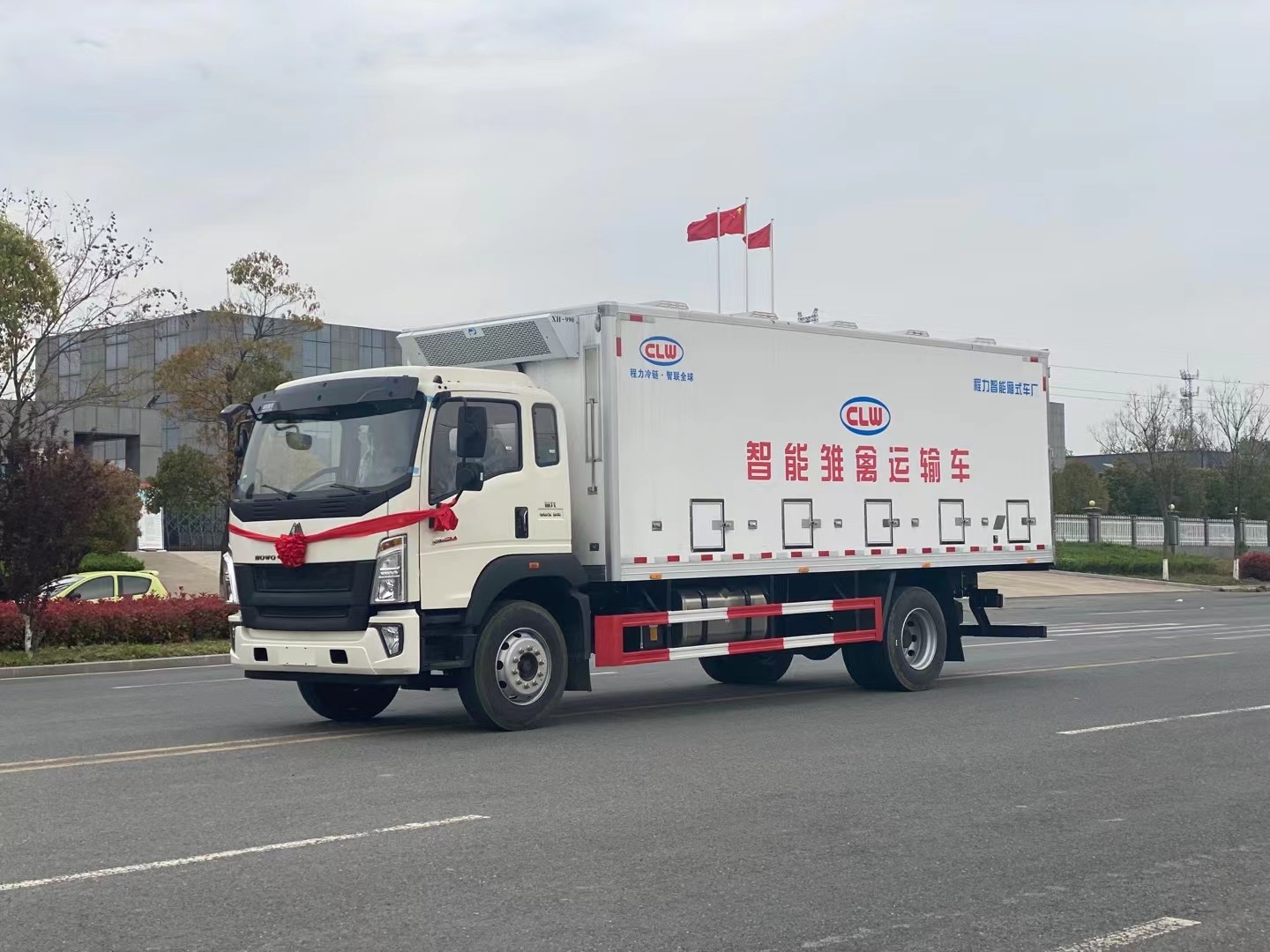 Customized SINO TRUK HOWO 4*2 LHD 5m length baby birds transported van truck for sale, best price day old chicks vehicle